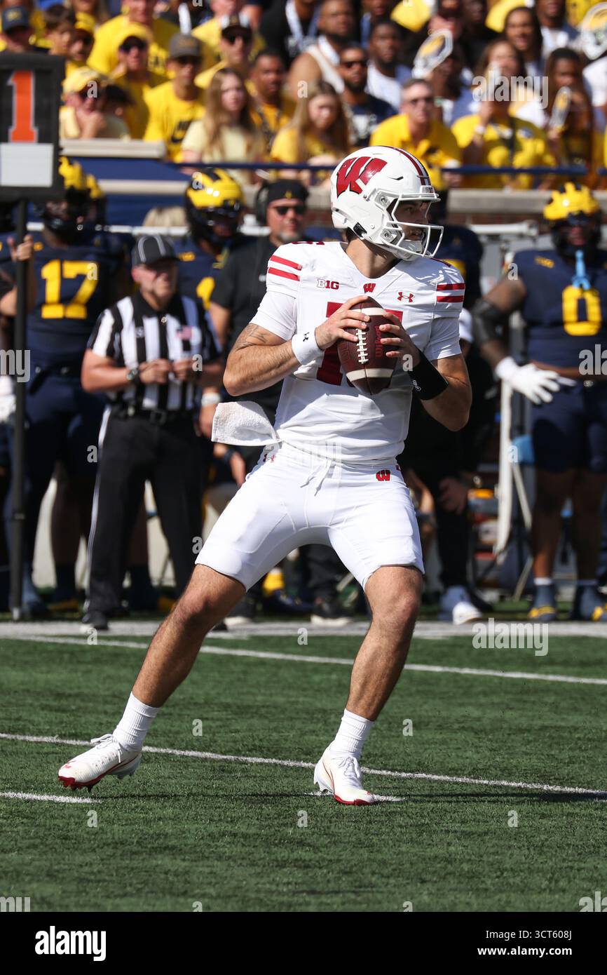 ANN ARBOR, MI - OCTOBER 04: Wisconsin Badgers quarterback Hunter ...