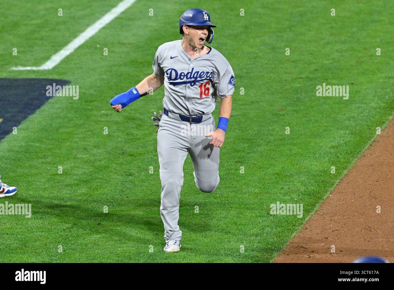 PHILADELPHIA, PA - OCTOBER 04: Los Angeles Dodgers catcher Will Smith ...