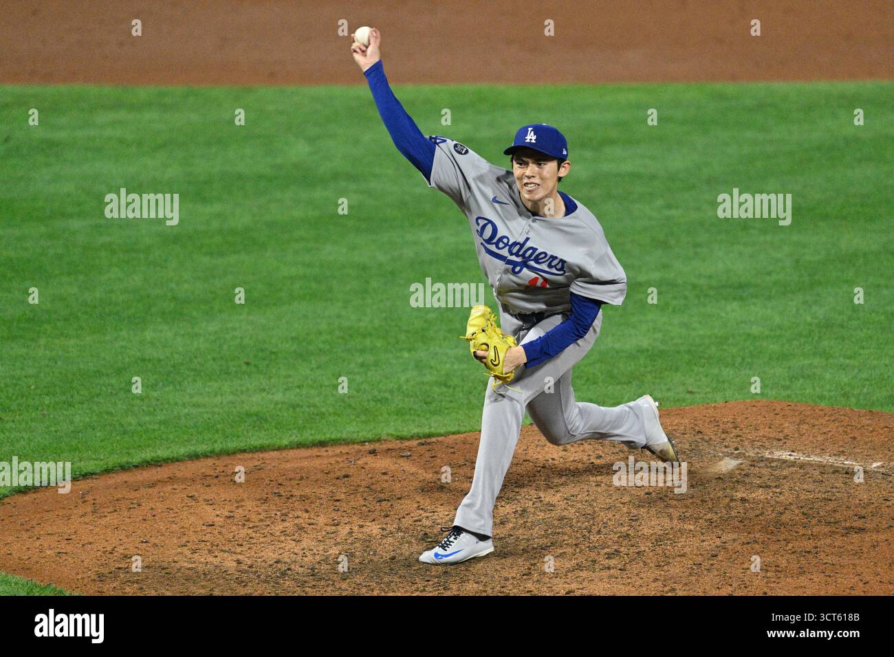 PHILADELPHIA, PA - OCTOBER 04: Los Angeles Dodgers pitcher Roki Sasaki ...