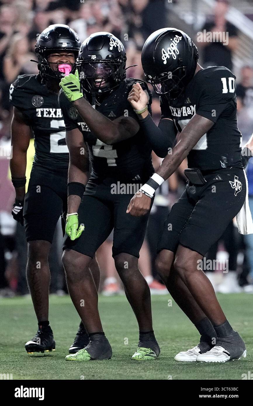 From right to left, Texas A&M quarterback Marcel Reed (10), running ...