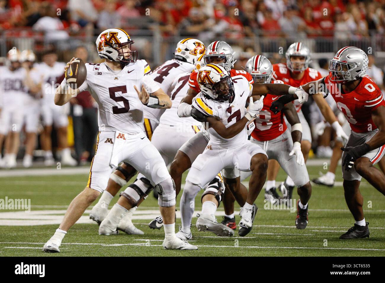 COLUMBUS, OH - OCTOBER 04: Minnesota Golden Gophers quarterback Drake ...