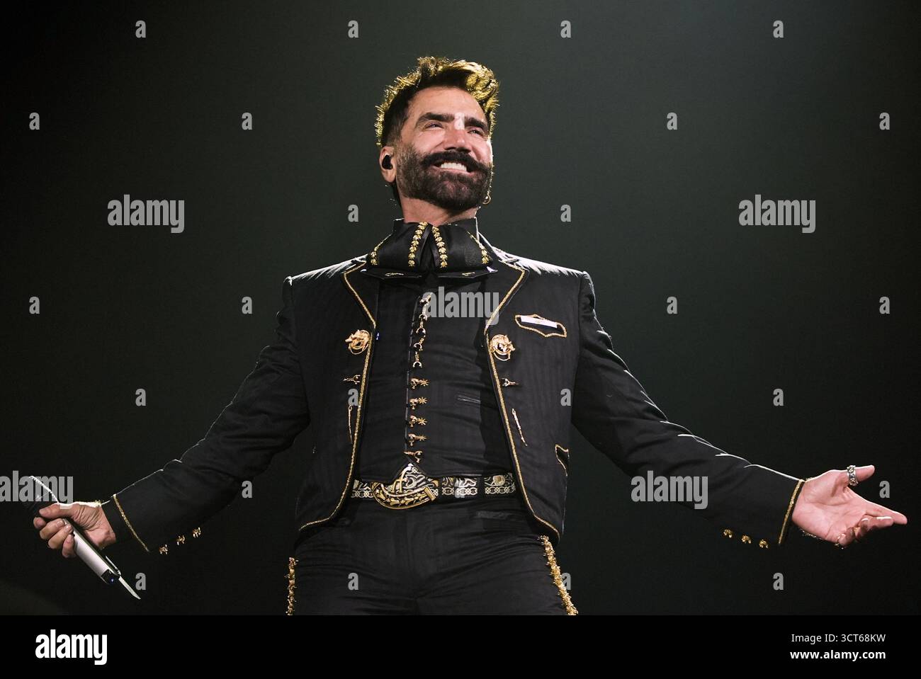 Mexican singer Alejandro Fernandez performs during his "De Rey a Rey ...