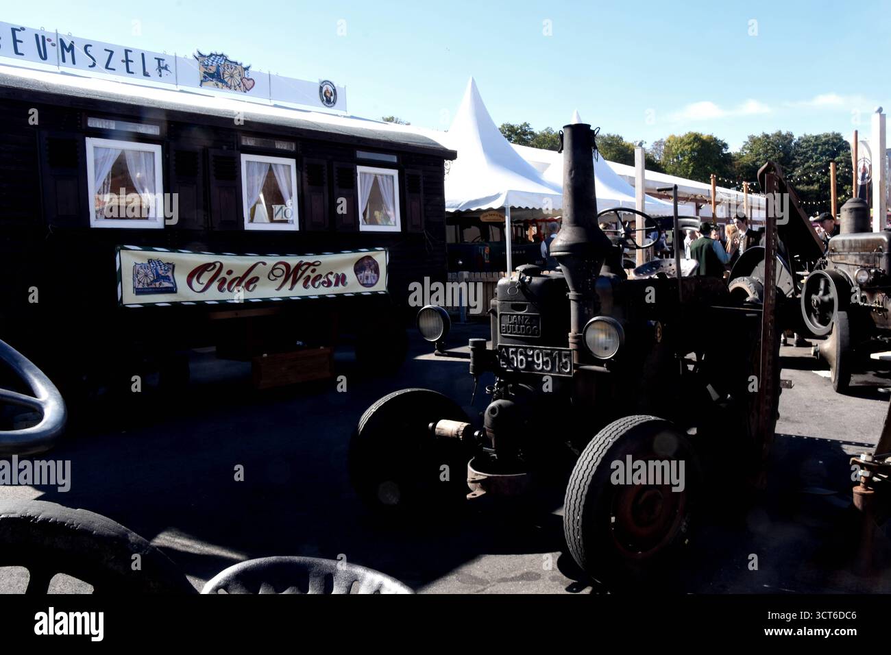 Muenchen 03.10.2025 Theresienwiese Oktoberfest Wiesn Oide Wiesn -Oldtimer Bulldog-Schau Muenchen ...