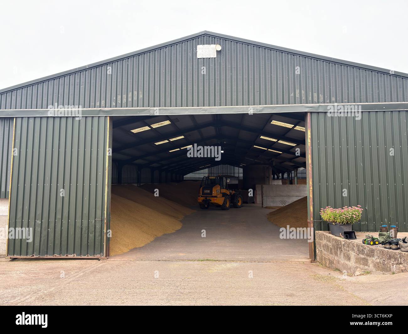 Farm gate steel field hi-res stock photography and images - Alamy