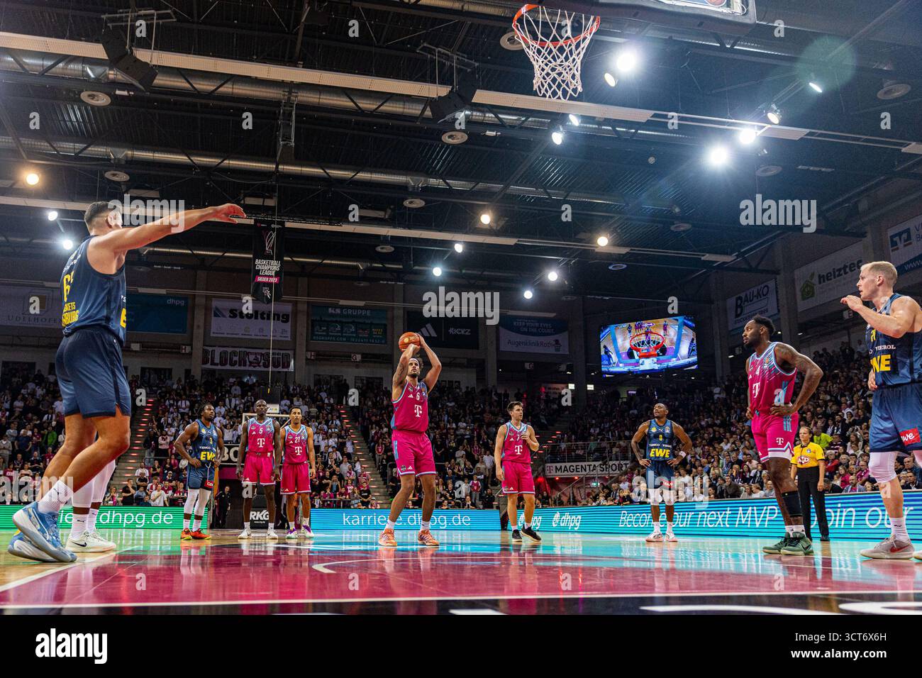 Michael Kessens (Telekom Baskets Bonn, #06) beim Freiwurf, Seth ...