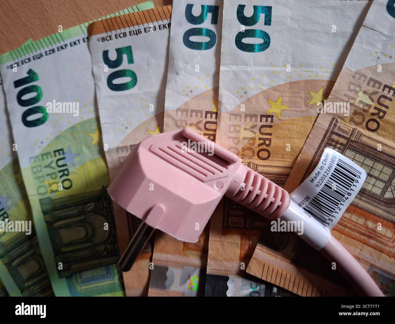 Stockbilder 09/2025 Geldscheine mit Netzstecker Norderstedt Schleswig ...