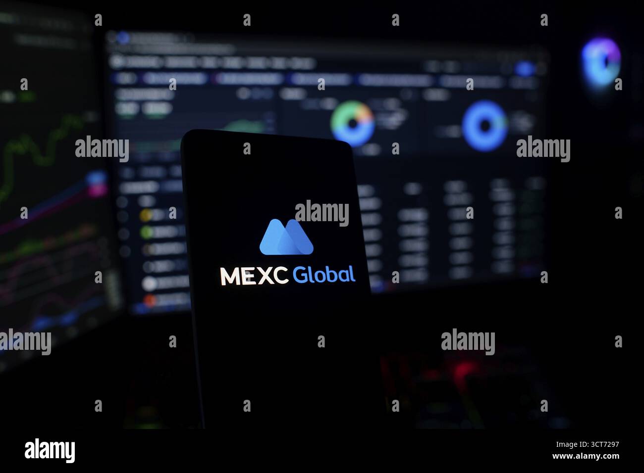 Global data charts in hi-res stock photography and images - Alamy