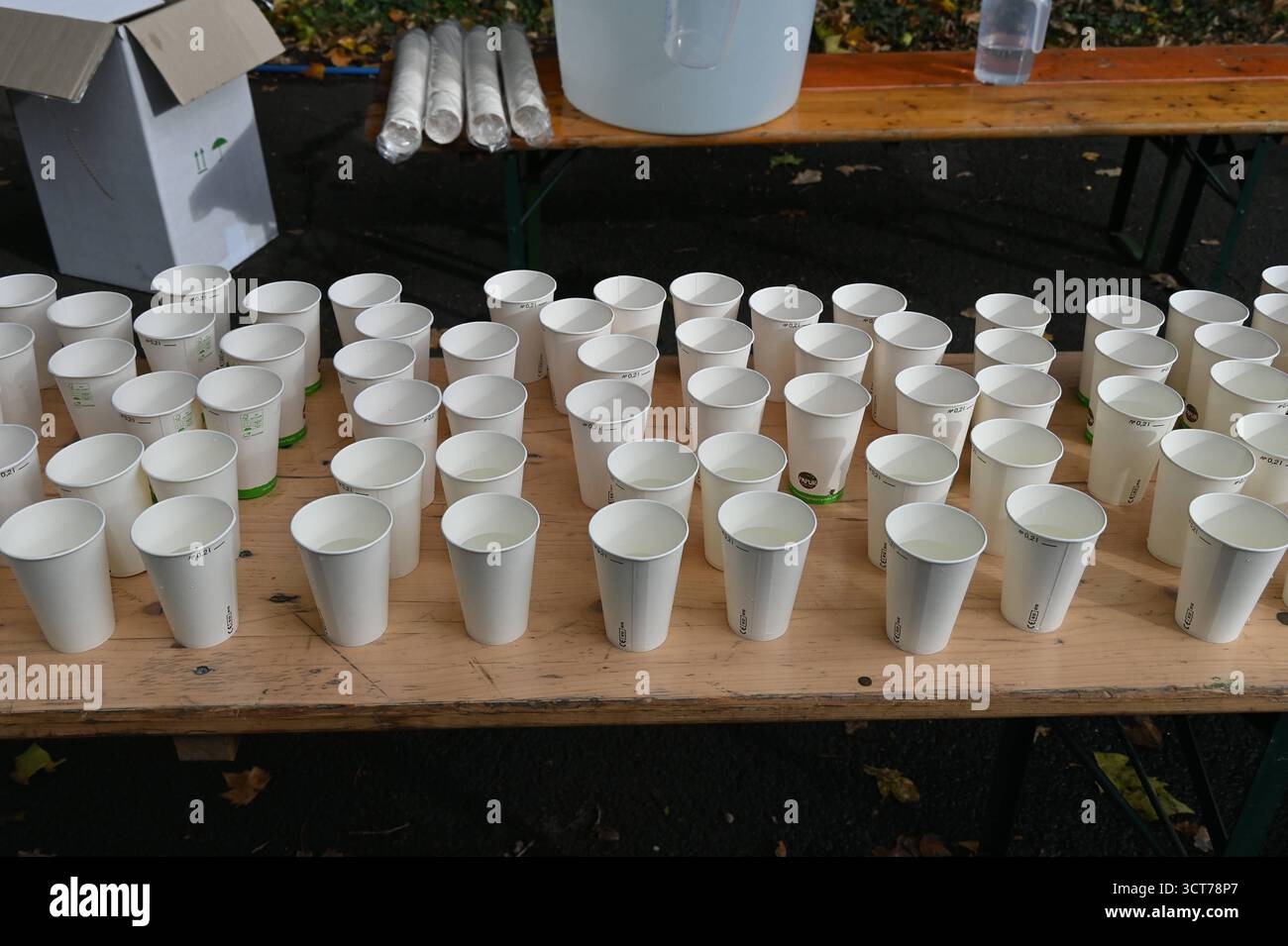 Verpflegungsstation beim Köln Marathon - Hier gibt es Wasser für die ...