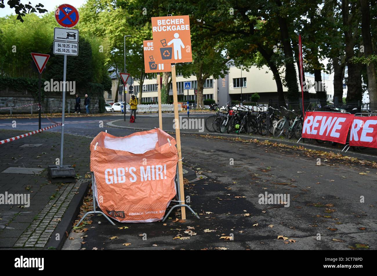 Verpflegungsstation beim Köln Marathon - Hier gibt es Wasser für die ...