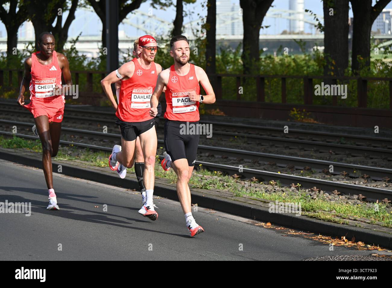 Läufer beim Köln Marathon : Jonathan Dahlke und Douglas Chebii ...