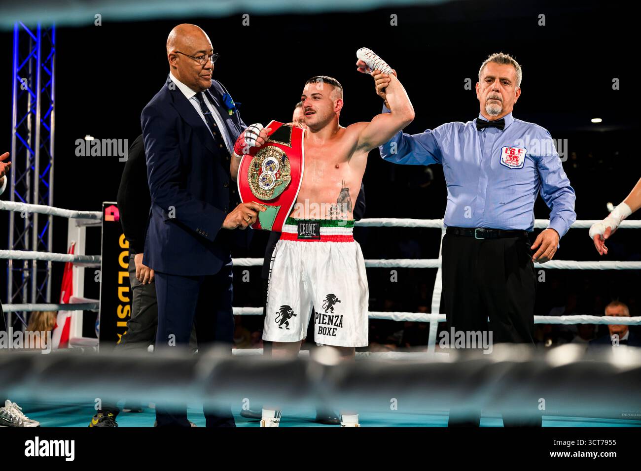Pasquale Barile (Italien) i hvid buks vinder. Herlev Boxing afholder ...