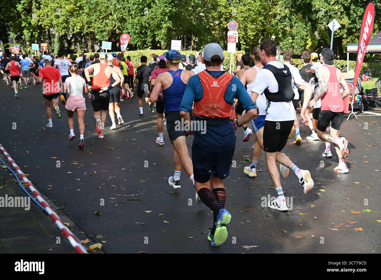 Läufer beim Köln Marathon *** Runners at the Cologne Marathon Stock ...