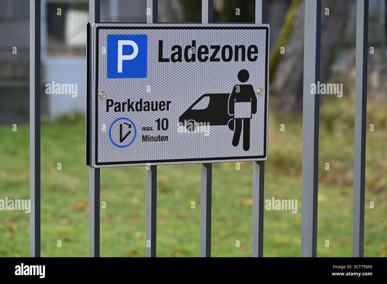 Schild Ladezone, Maximale Parkdauer 10 Minuten *** Loading zone sign ...