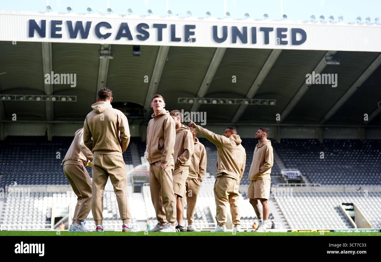 Nottingham Forest's Elliot Anderson (centre) on the pitch with his team ...