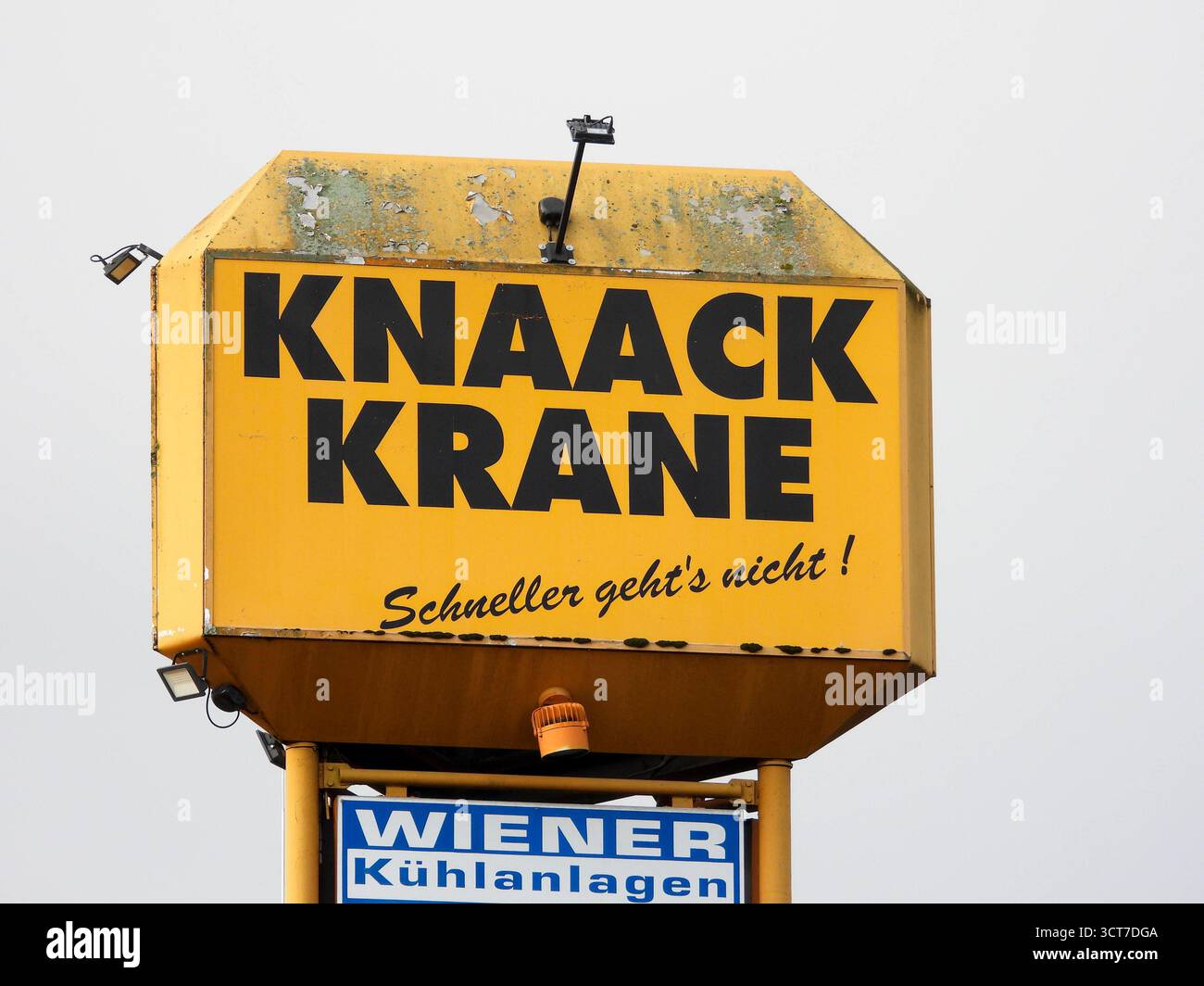 cntv Betriebsplatz Uebersicht Krahn LKW Logo gelb schwarz . Die ...