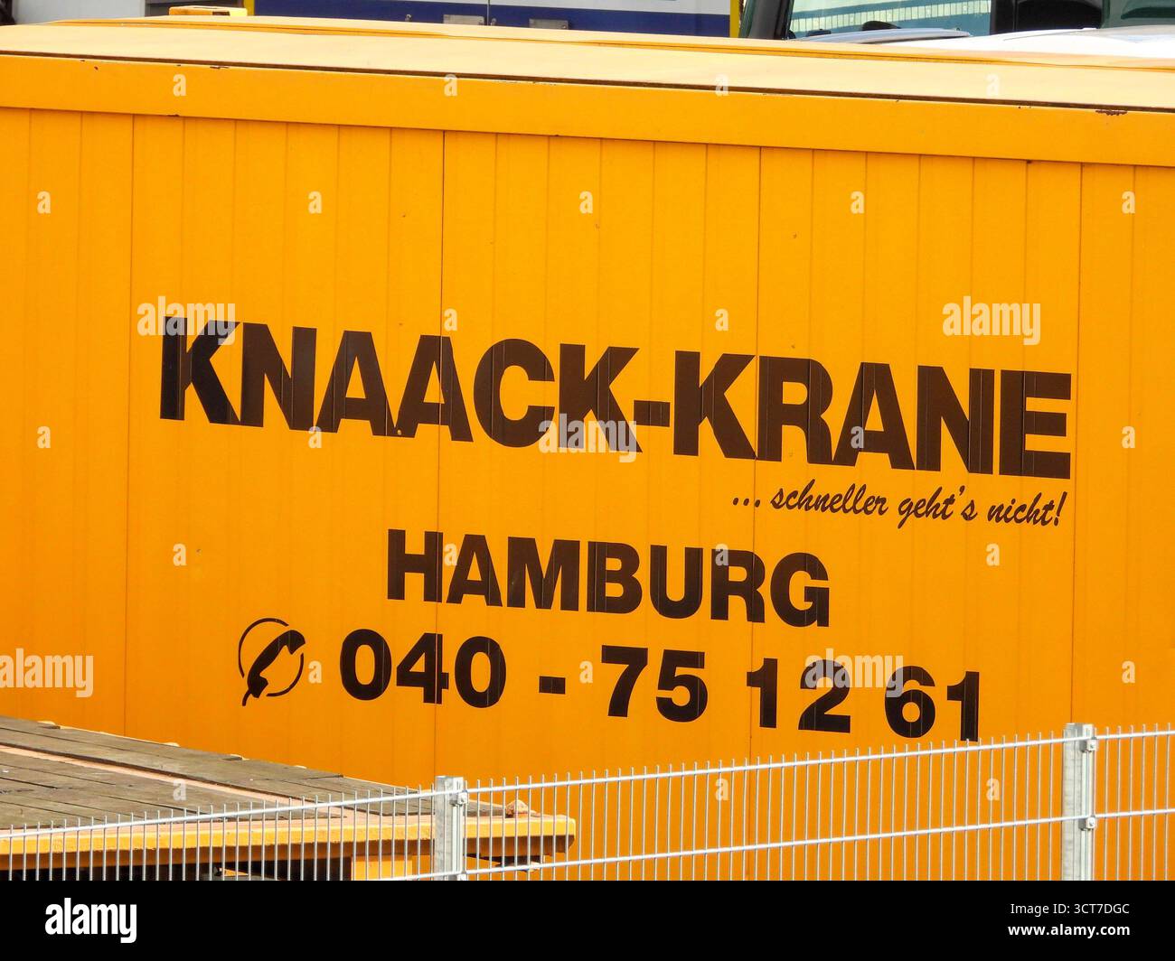 cntv Betriebsplatz Uebersicht Krahn LKW Logo gelb schwarz . Die ...