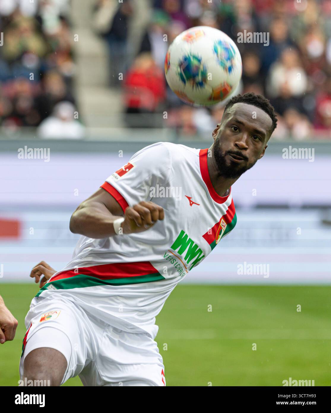 Chrislain Matsima (FC Augsburg #5) fixiert den Ball; FC Augsburg vs ...