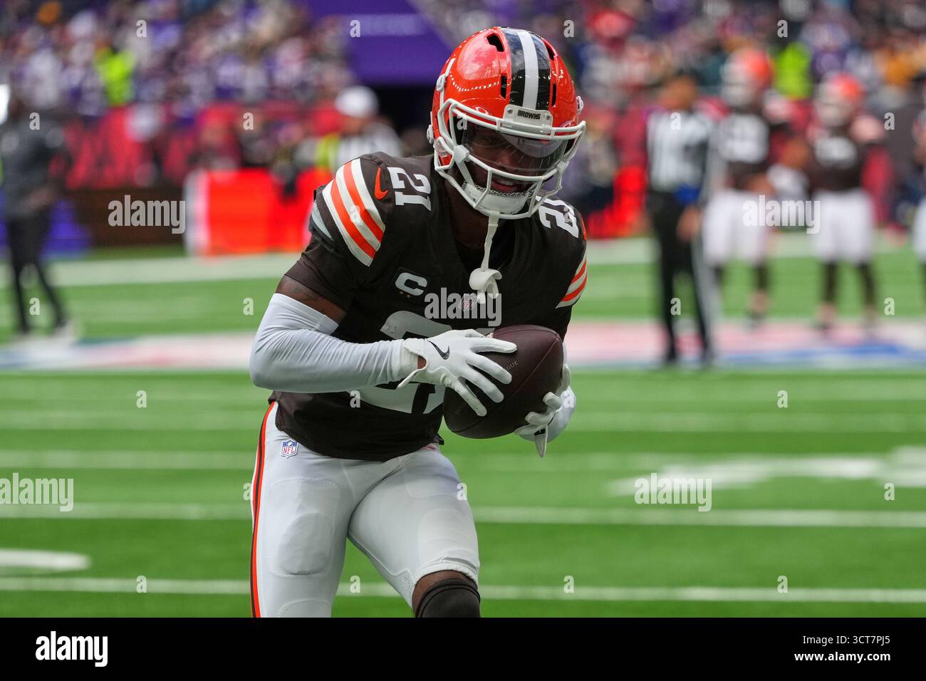 Cleveland Browns cornerback Denzel Ward (21) warms-up before the NFL ...