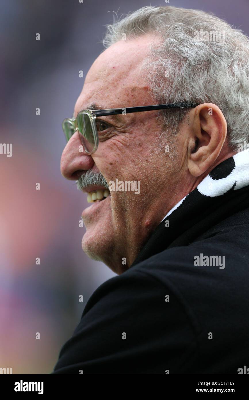 Minnesota Vikings owner Zygi Wilf watches as players warm up before an ...