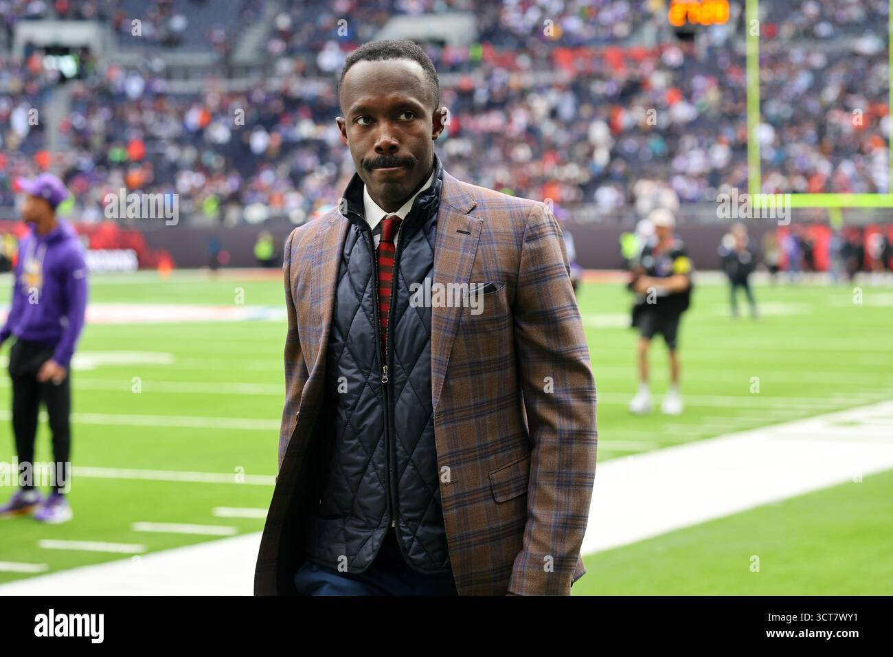Minnesota Vikings General Manager Kwesi Adofo-Mensah watches as players ...