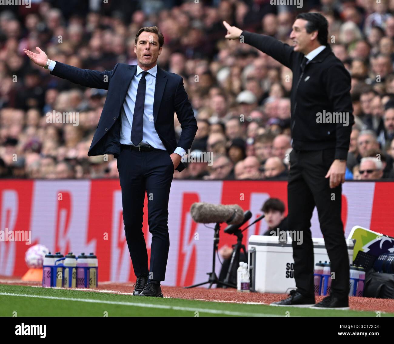 Burnley manager Scott Parker (left) and Aston Villa manager Unai Emery ...
