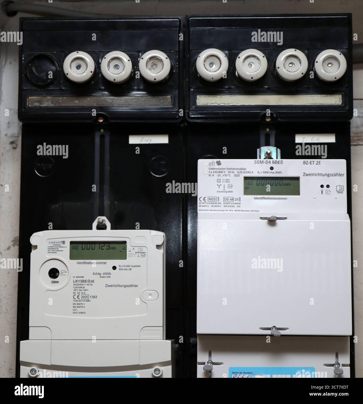 Hier im Bild zwei Stromzähler, Elektrizitätszähler, kwh, Digitaler ...