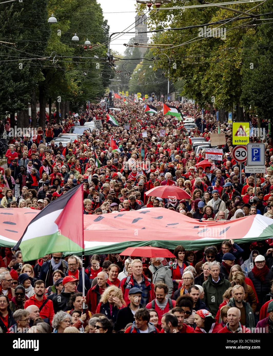 Amsterdam, Netherlands. 05th Oct, 2025. AMSTERDAM – Protesters ...