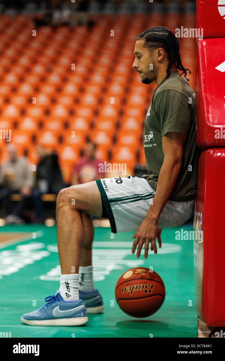 Jordan Roland (Gladiators Trier) beim Warm Up, Vet Concept Gladiators ...