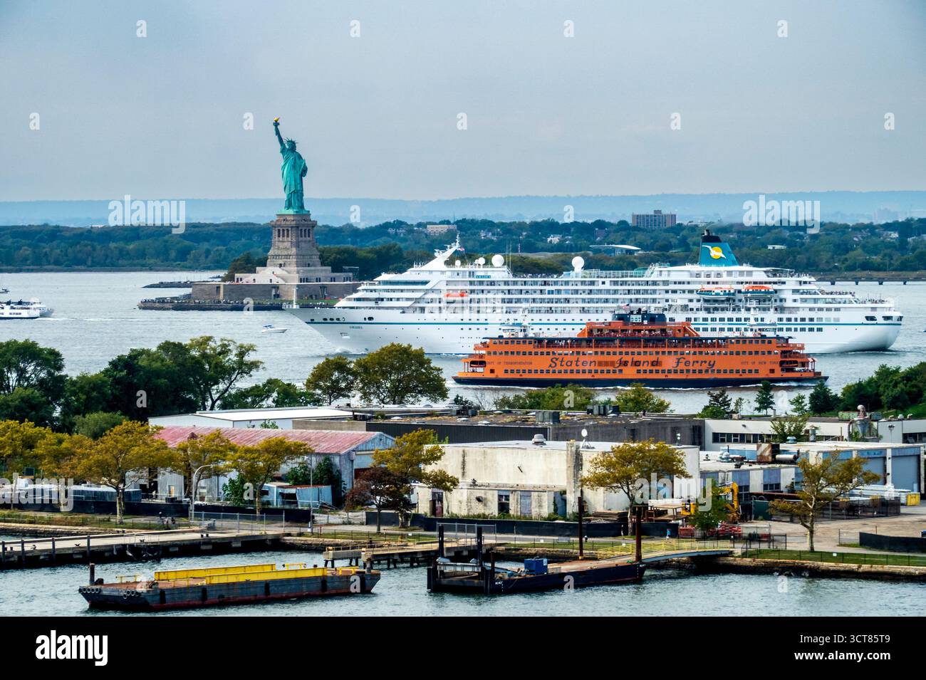 New York, NY - US - Sep 27, 2025 View of the Statue of Liberty and a ...