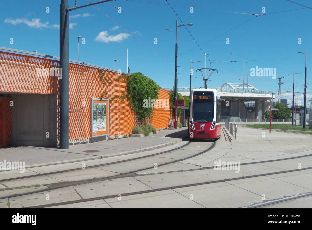 Straßenbahn Niederflurbahn in Wien Triebfahrzeug der Wiener Linien GmbH ...