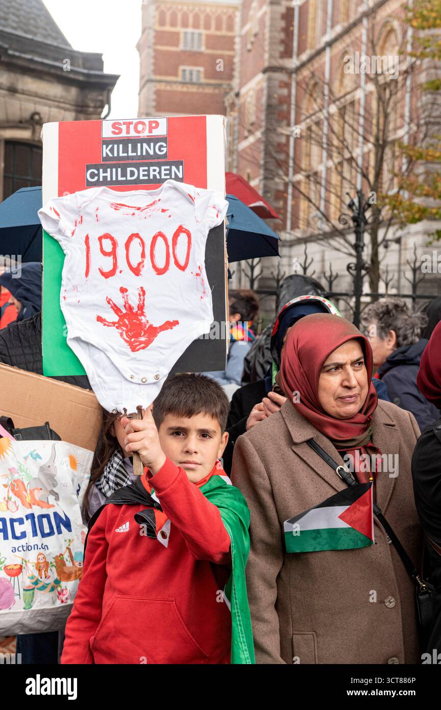 Amsterdam The Netherlands 5th October 2025 Rode lijn protest. Red line ...