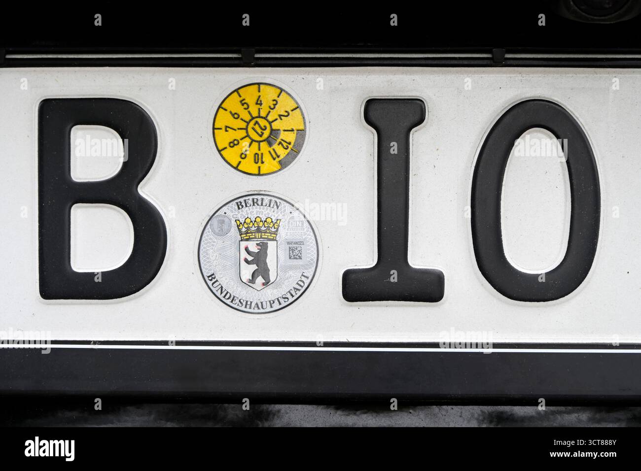Autokennzeichen B-IO aus Berlin, Deutschland *** License plate B IO ...