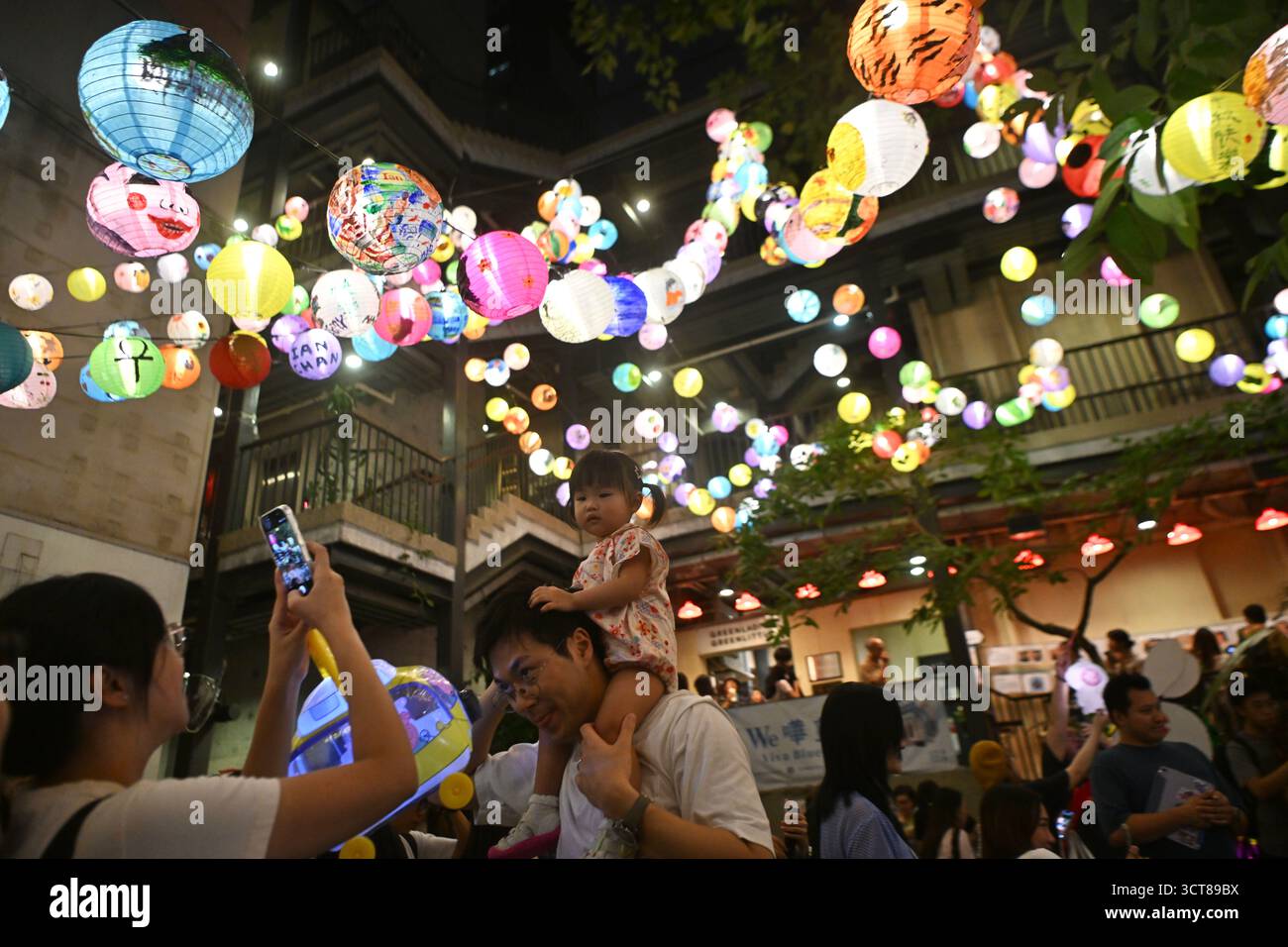 People take photo with the mid autumn festival lanterns at the Blue House on October 5, 2025 in ...