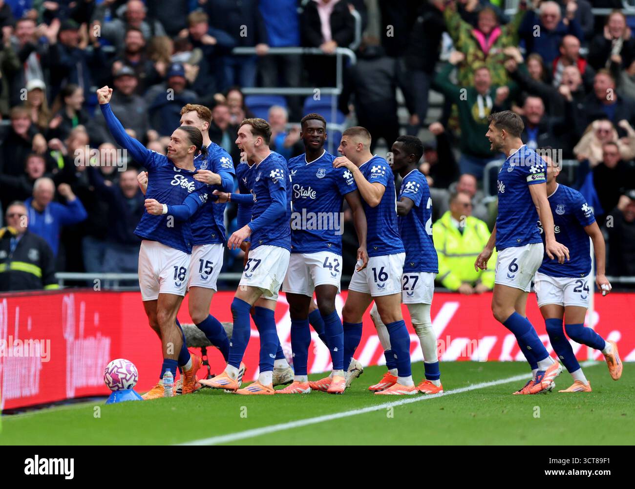 Everton's Jack Grealish (left) celebrates after scoring his sides ...
