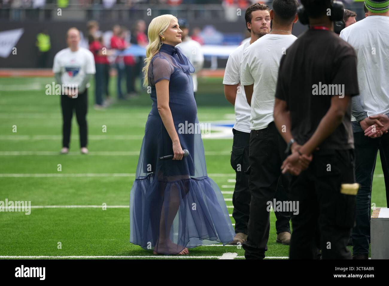 Pixie Lott waits to sing the national anthem before an NFL football ...