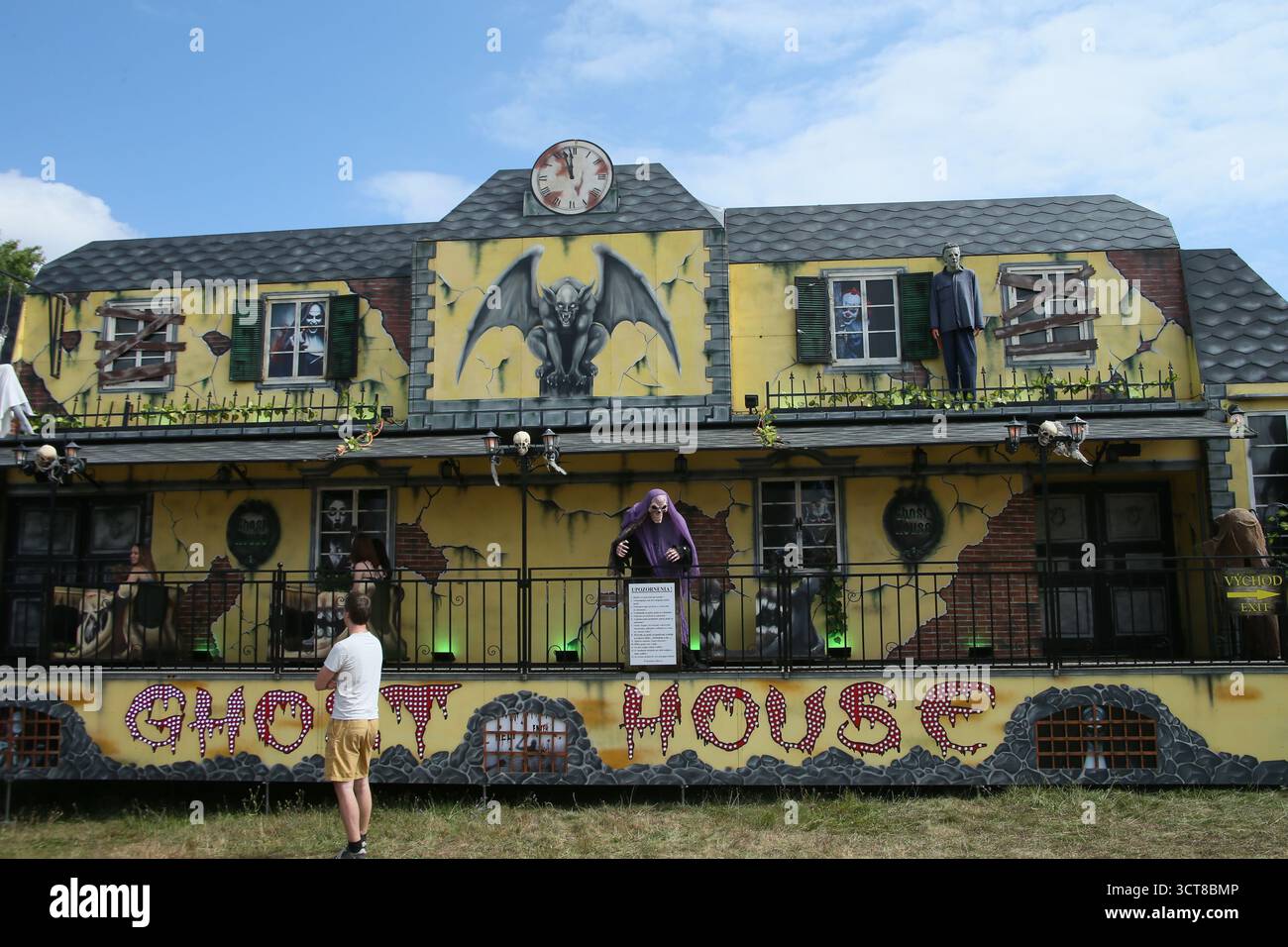 Scary haunted house halloween 2025 hi-res stock photography and images ...