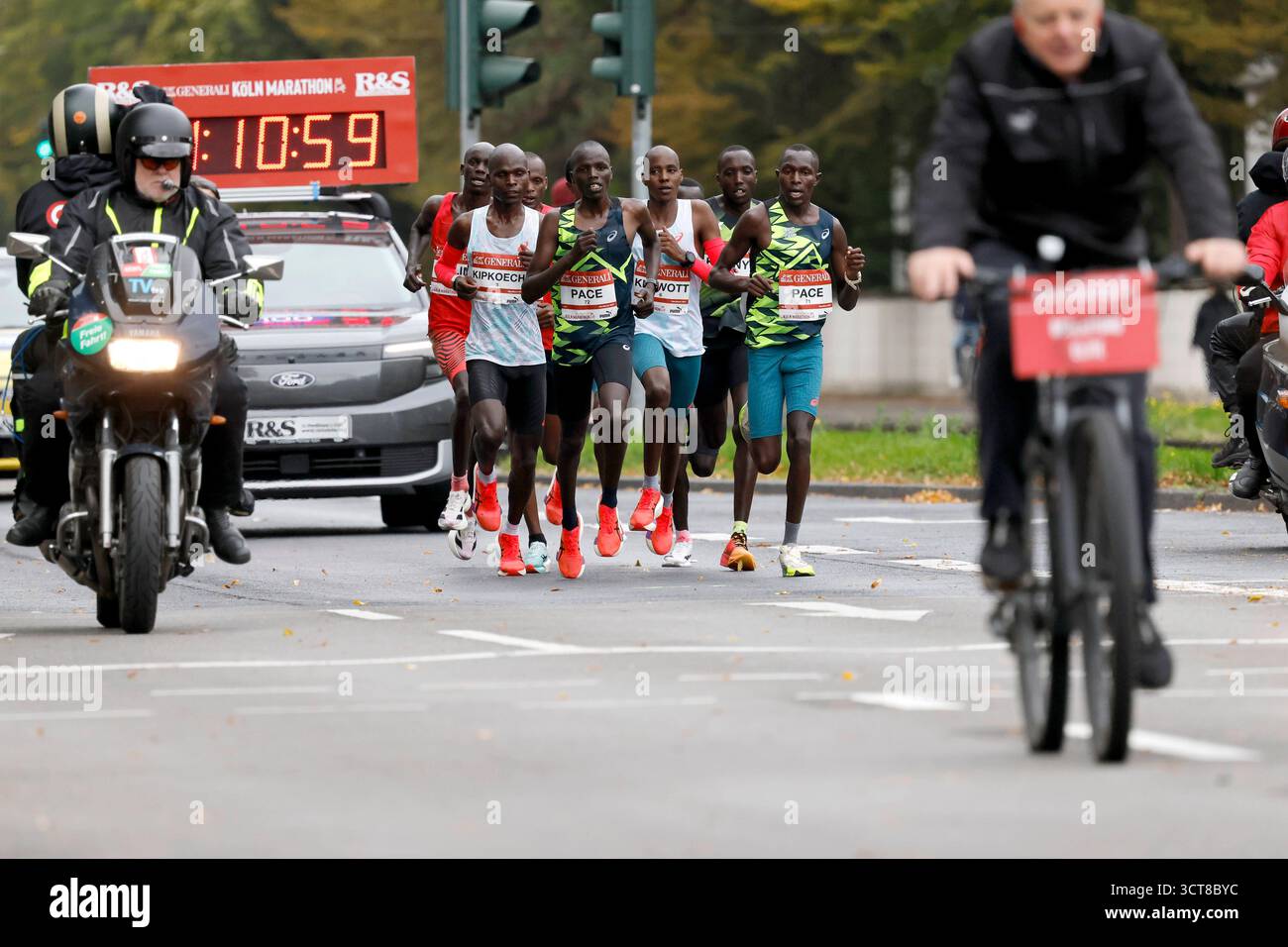 Teilnehmer beim 27. Generali Köln Marathon 2025 laufen durch die Kölner ...
