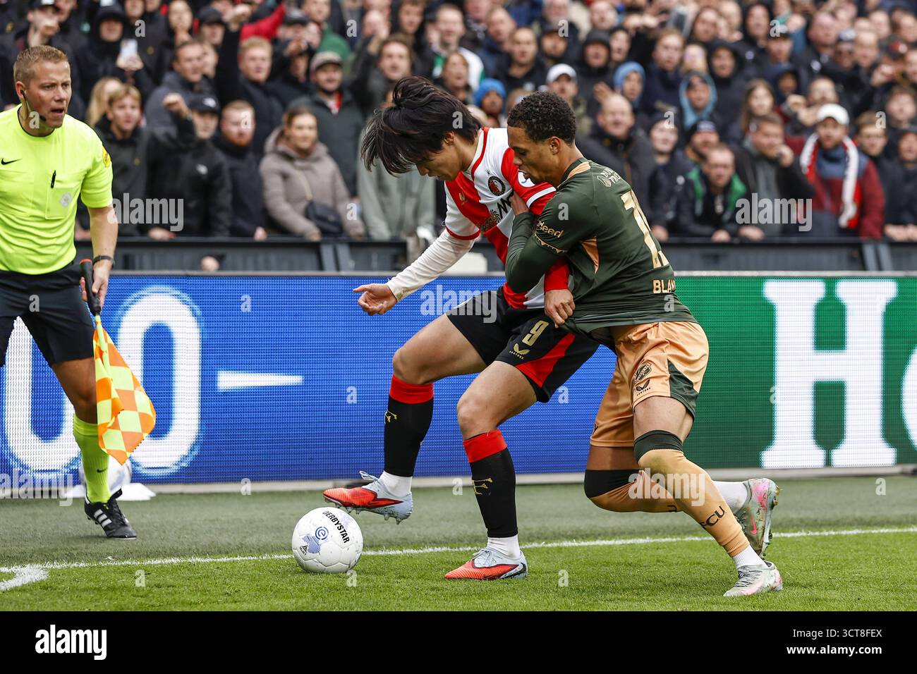 ROTTERDAM - (l-r) Ayase Ueda of Feyenoord, Adrian Blake of FC Utrecht ...