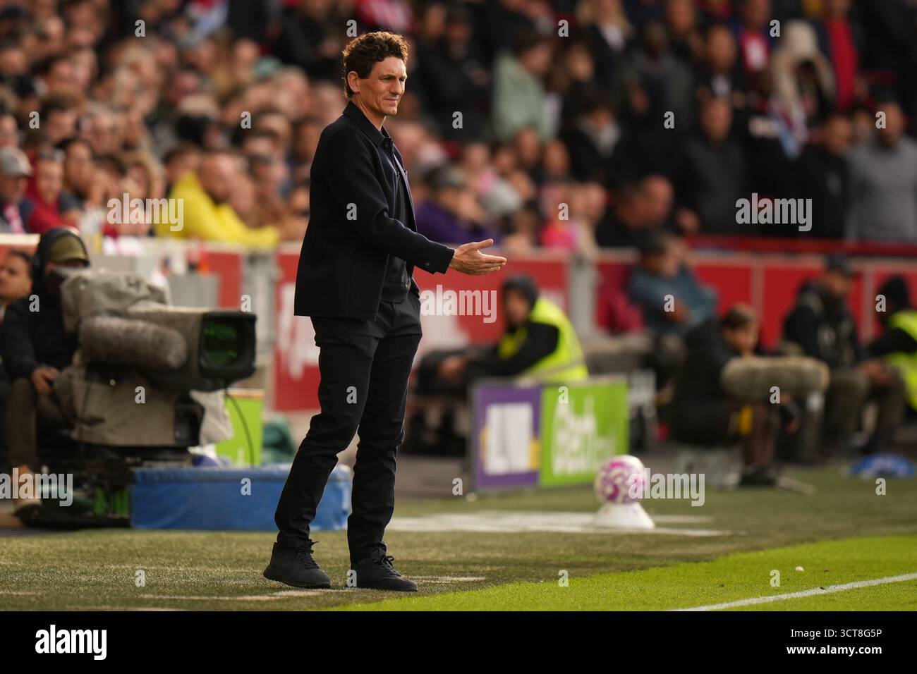 Brentford's head coach Keith Andrews reacts during the English Premier ...