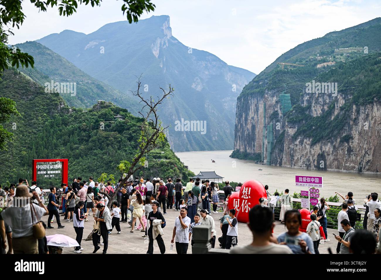Chongqing, China's Chongqing Municipality. 5th Oct, 2025. Tourists ...