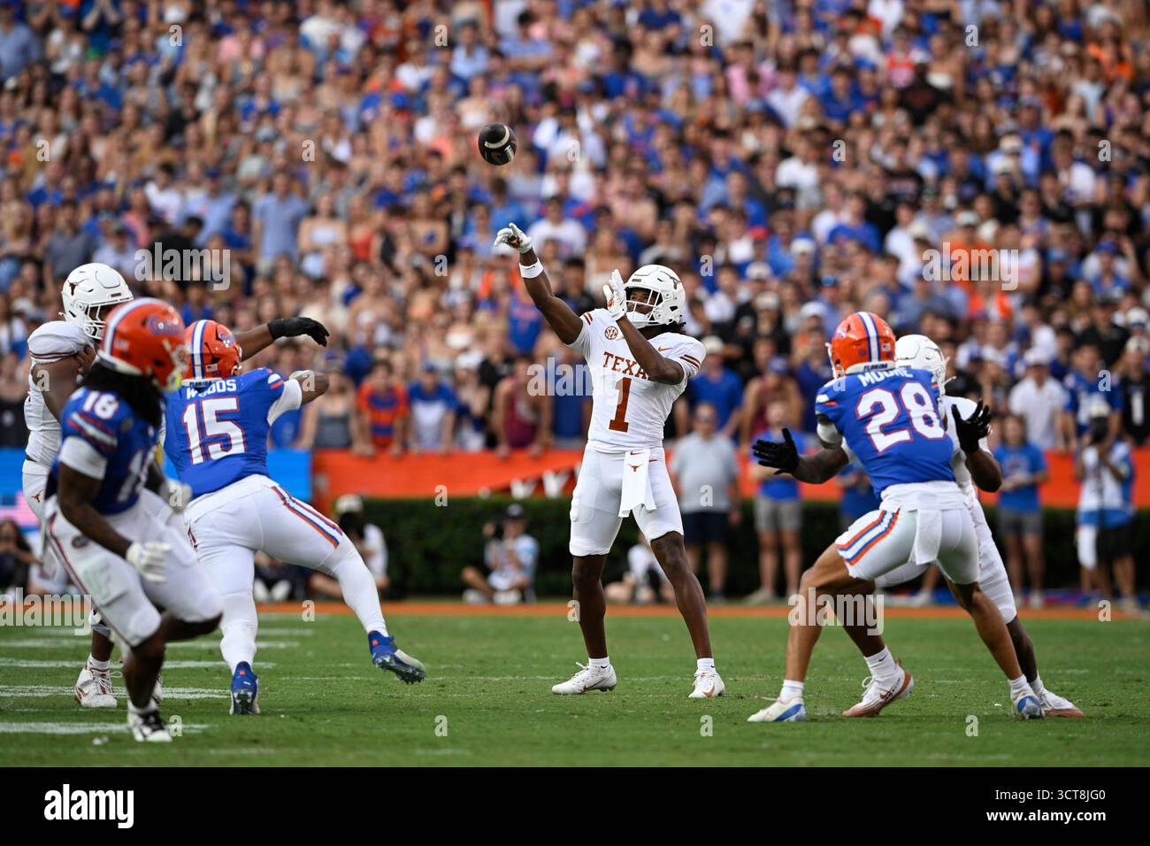 Texas wide receiver Ryan Wingo (1) throws a pass during the second half ...
