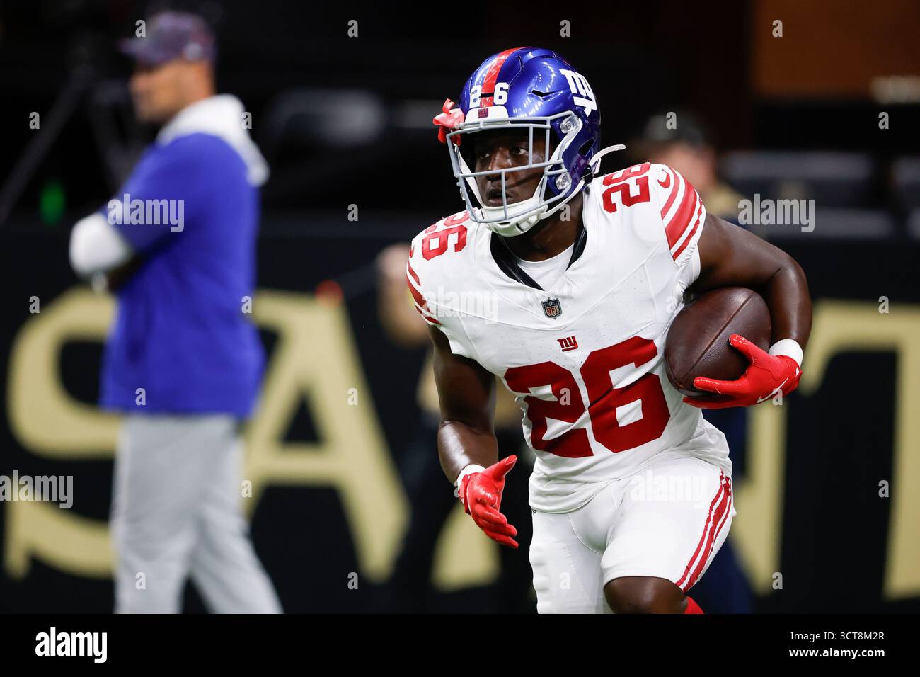New York Giants running back Devin Singletary (26) warms up before an ...