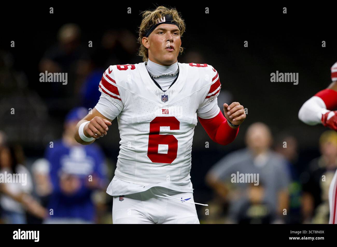 New York Giants quarterback Jaxson Dart (6) warms up before an NFL ...
