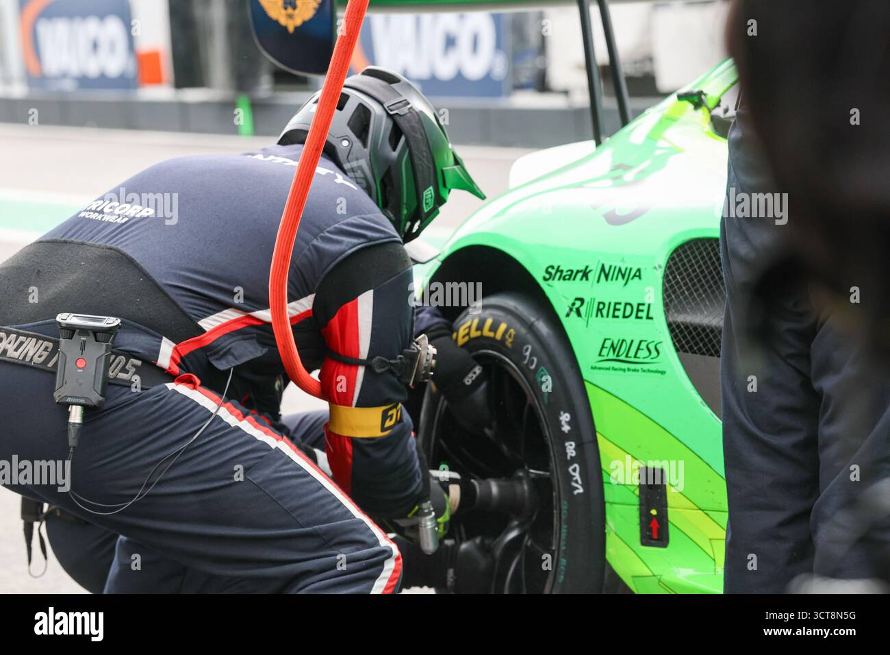 Die Boxencrew von Ayhancan G?ven (TR/Manthey EMA), Porsche 911 GT3 R ...