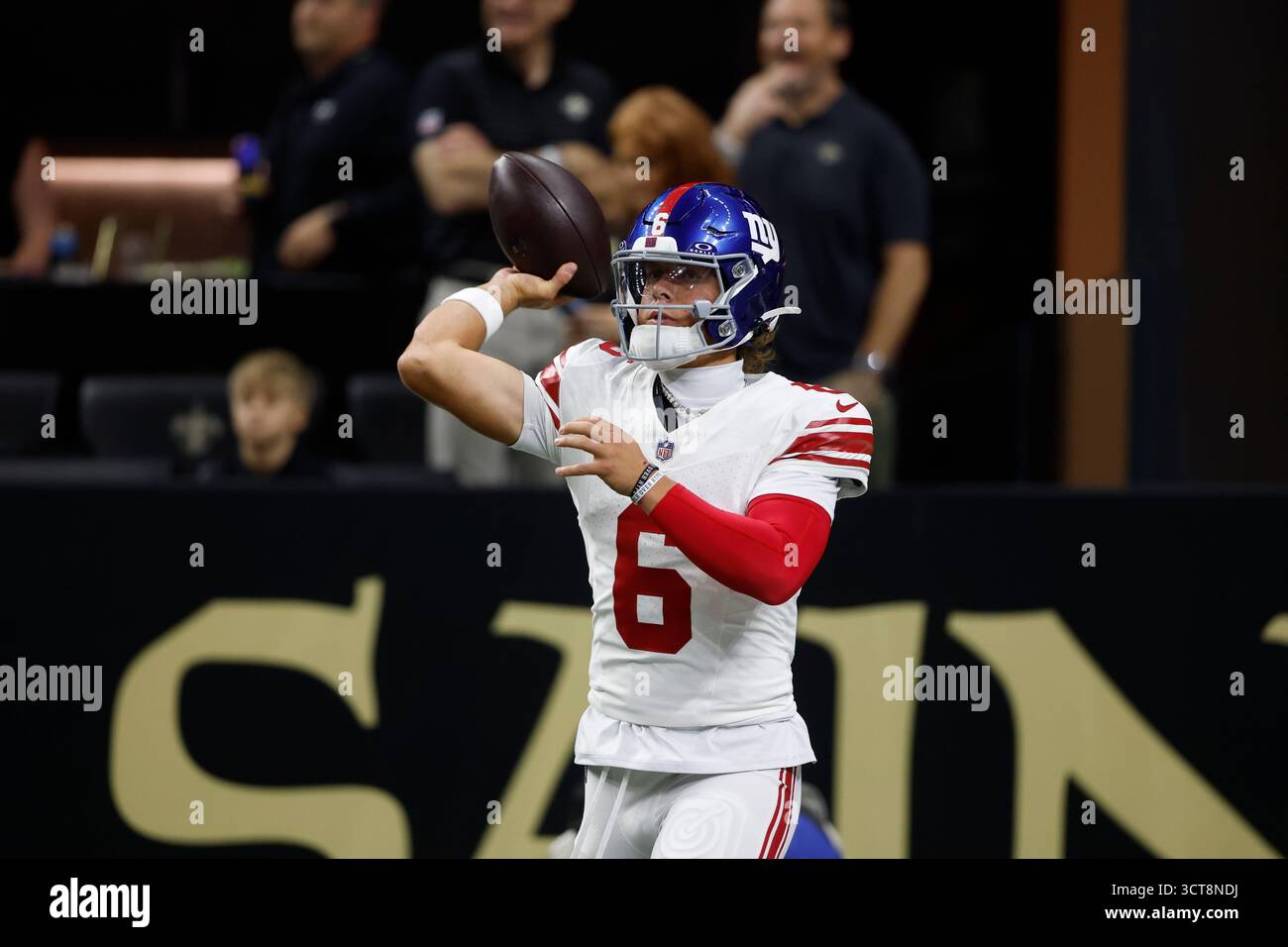 New York Giants quarterback Jaxson Dart (6) warms up before an NFL ...