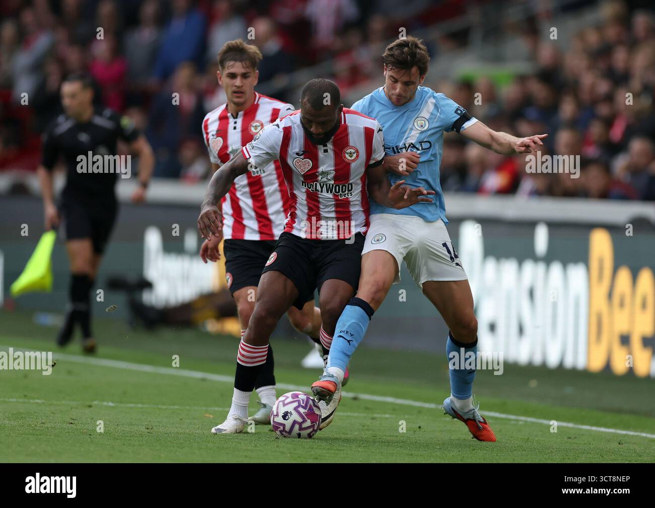 Brentford's Igor Thiago and Manchester City's Nico Gonzalez battle for ...