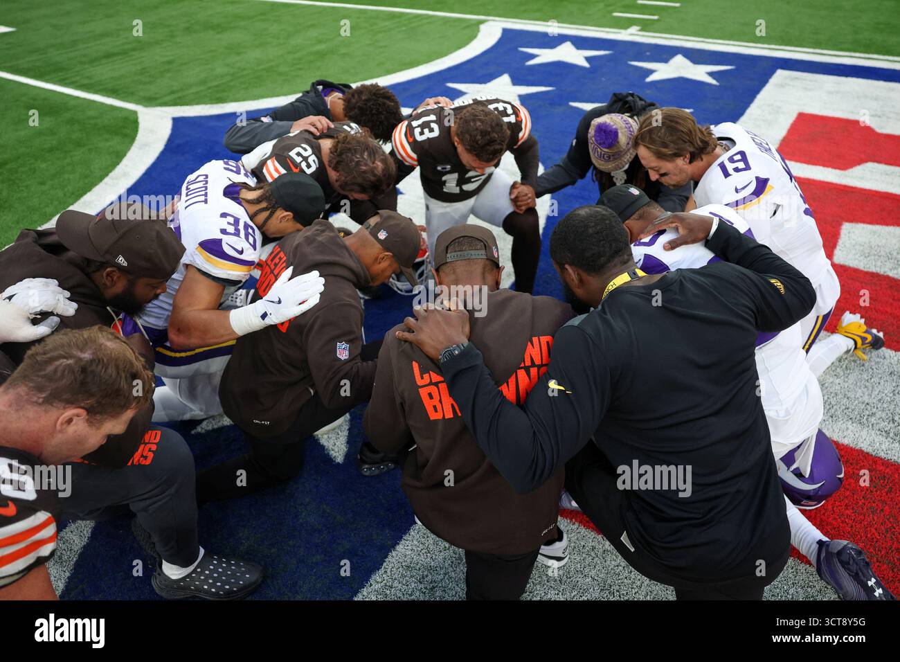 Players pray after the NFL game between Minnesota Vikings and Cleveland ...