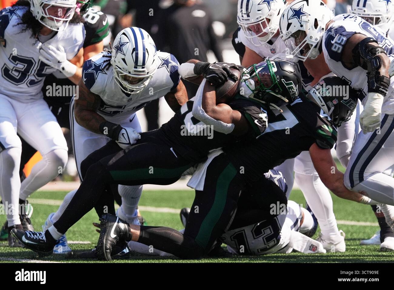 New York Jets' Breece Hall runs during the first half of an NFL ...