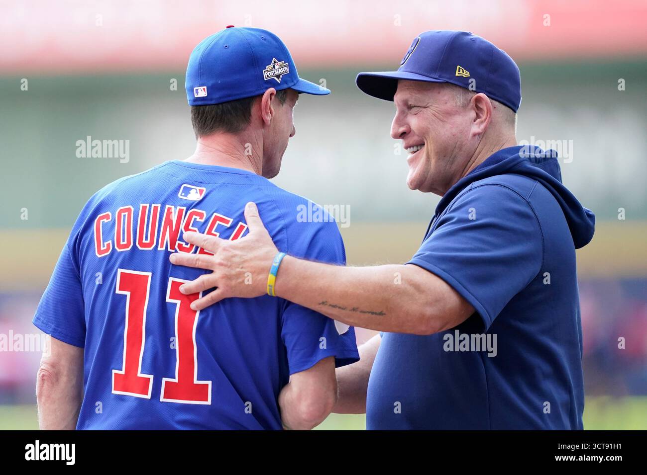 Chicago Cubs manager Craig Counsell (11) and Milwaukee Brewers manager ...