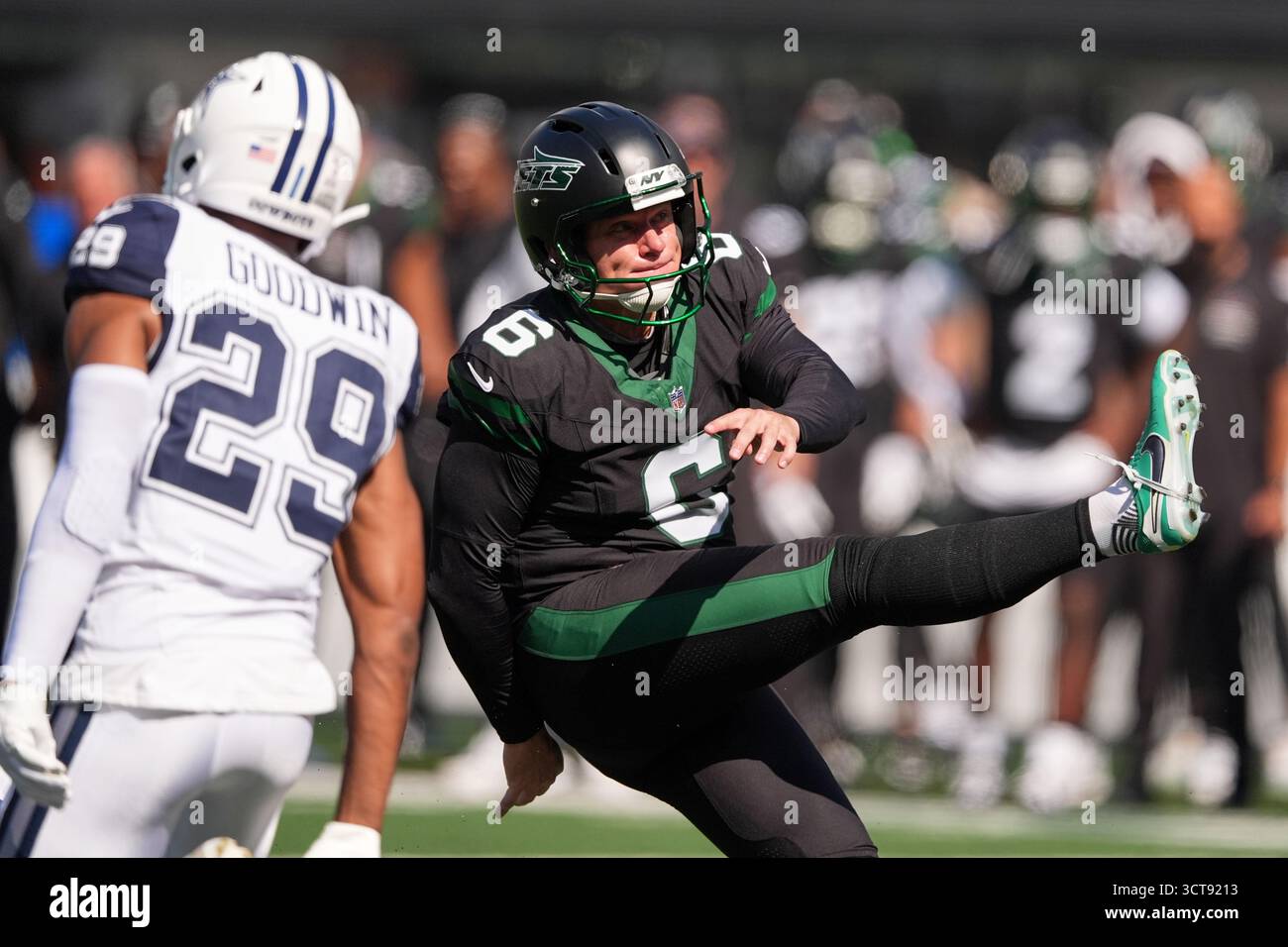 New York Jets' Nick Folk makes a field goal during the first half of an ...